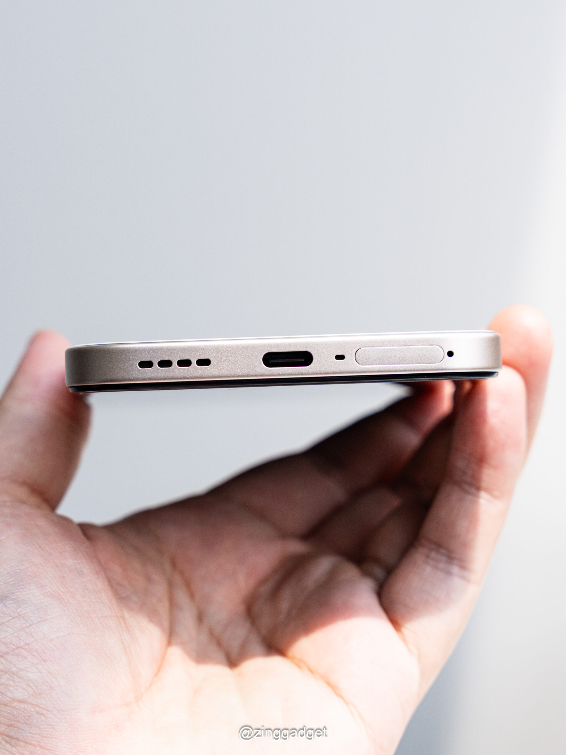 RM1,199 起的 “小 iPhone”？realme 15T 评测：7000mAh 超长续航、4000nit 超亮屏，性价比之选！